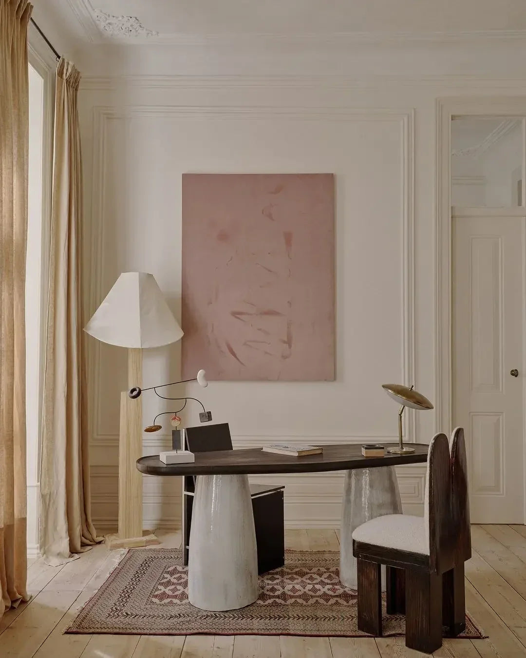 CLASSICAL ELEGANCE IN A MODERN HOME OFFICE